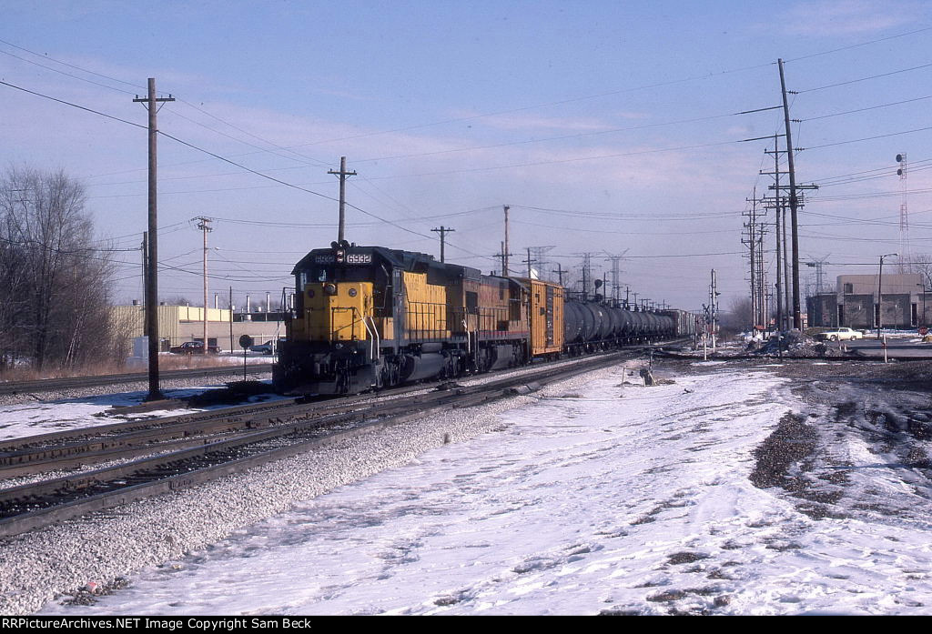 CNW 6932 and UP 2911 Westbound